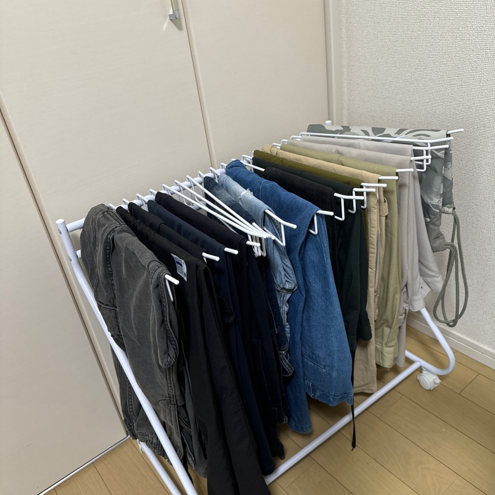 【最大10％OFF】9/16 9:59まで【レビュー特典】スラックスハンガー パンツハンガー ズボンハンガー 20本掛け 15本掛け 10本掛け 5本掛け キャスター付 パンツ ズボン 元祖Z ...