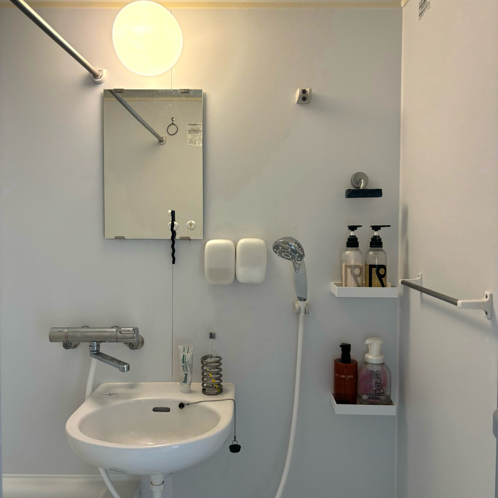 マグネットディスペンサー マーナ marna W668BK ソープディスペンサー シャンプーボトル 浮かせる シリコン 磁石 マグネット 450ml シンプル おしゃれ かわいい 壁面収納 ...