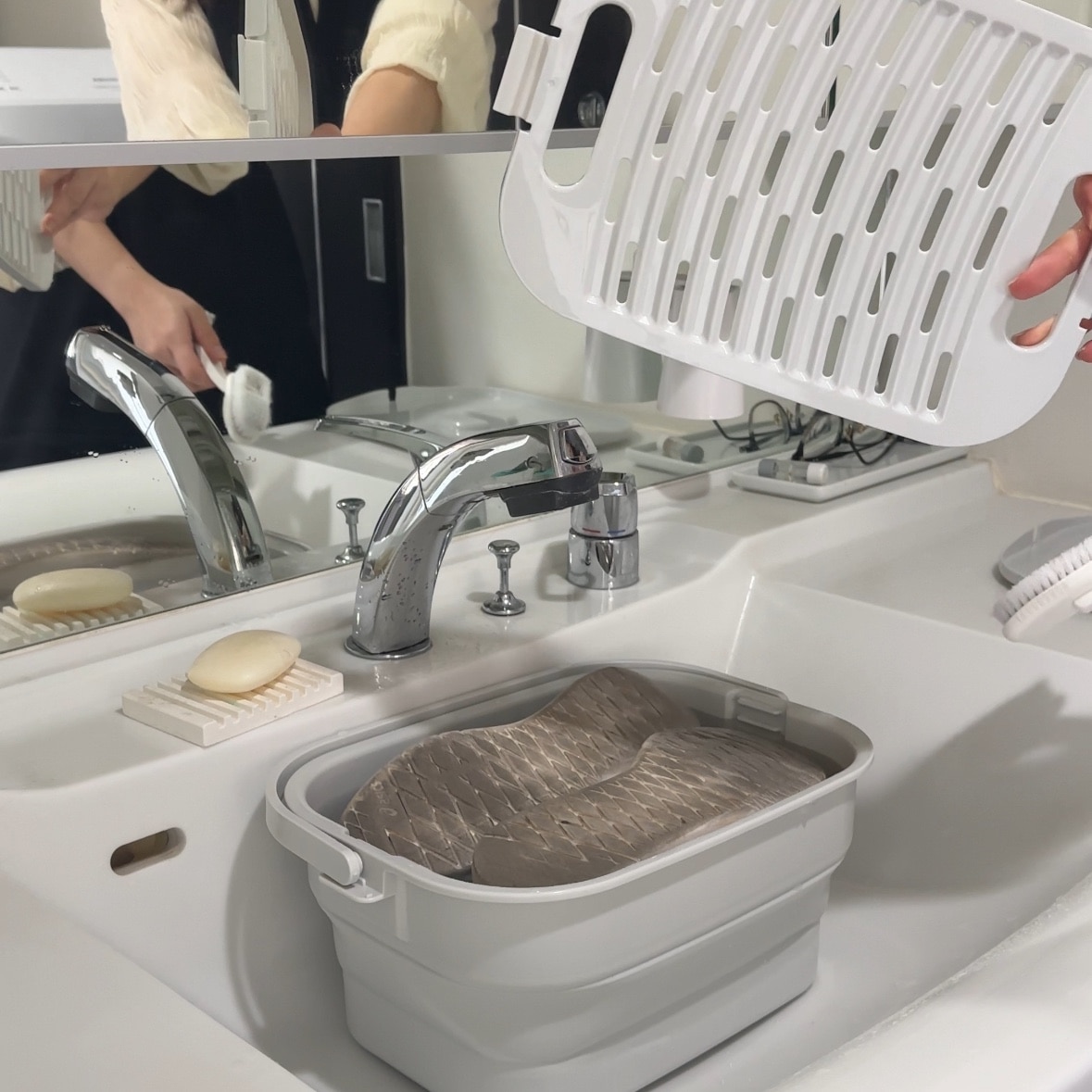 【お掃除関連】折りたためる つけ置き洗いバケツ ISETO 伊勢藤 バケツ 7L 折りたたみ つけ置き洗いバケツ 折りたみバケツ 蓋付き つけ置き 洗濯板 洗濯用品 コンパクト 引っ掛け収納 ...