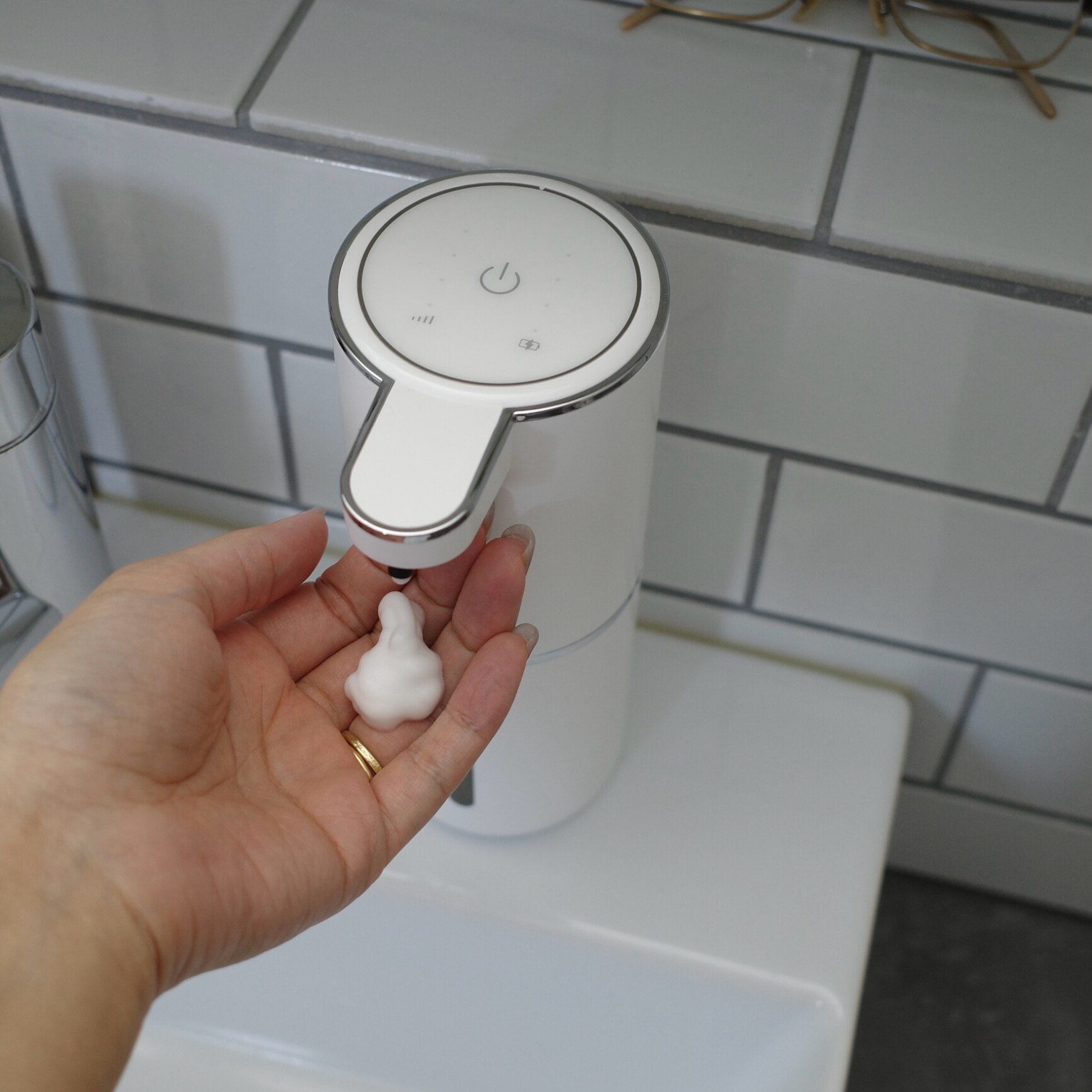 【クーポンで40％OFF】オートソープディスペンサー 大容量 380ml ハンドソープ 手洗い ウイルス対策 非接触式 コードレス 防水 電池交換不要 タッチ式 ホワイト ブラック（T）